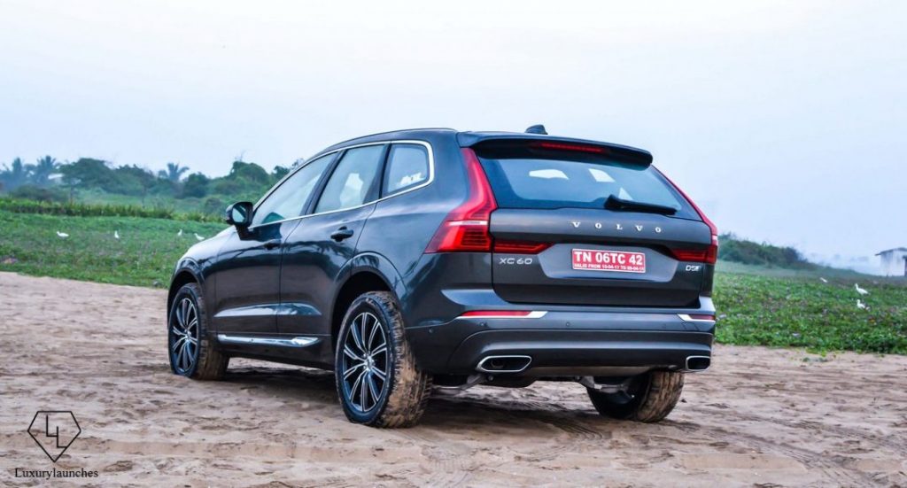 Mahindra XUV700's Plastic Tailgate: Not the Plastic You Think!